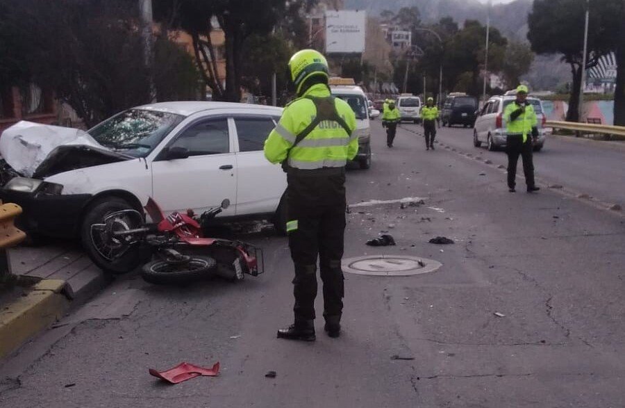 Choque por invasión de carril deja dos guardias municipales heridos en ...